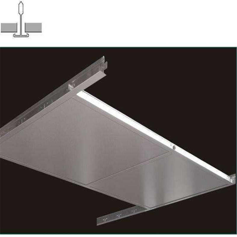le plafond en aluminium en métal de 600mm x de 600mm s'étendent sur le ...
